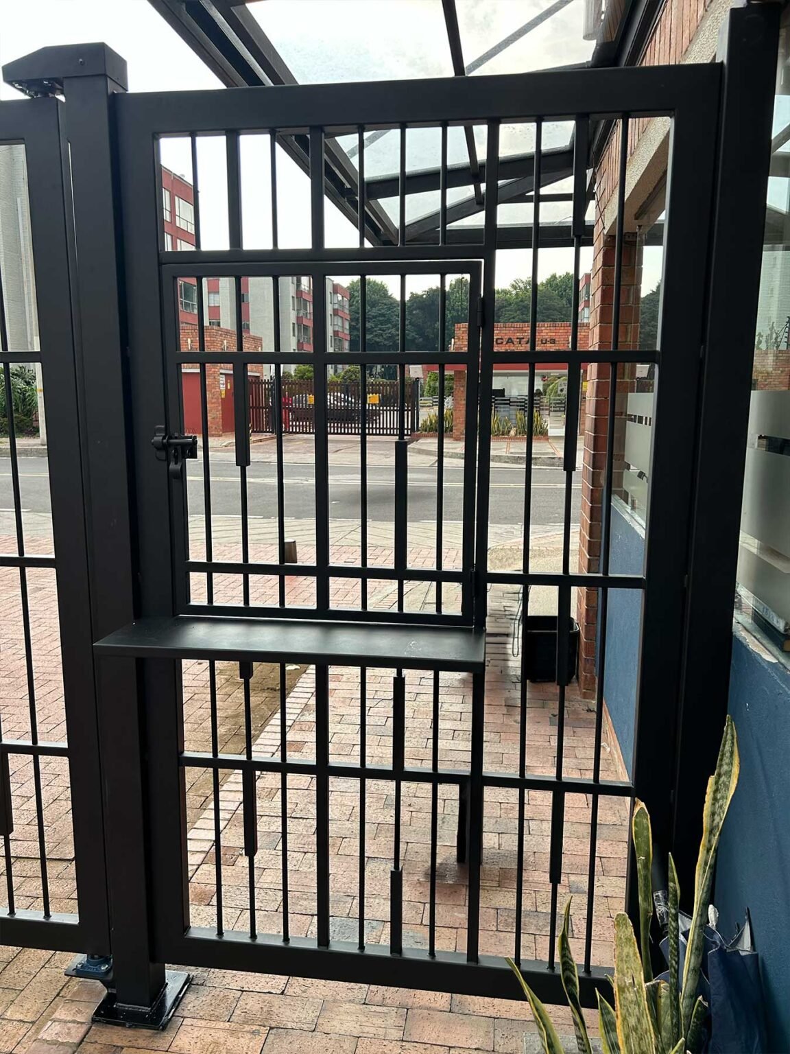 Portón Metálico en Conjunto Residencial - opingeniometalmecanico